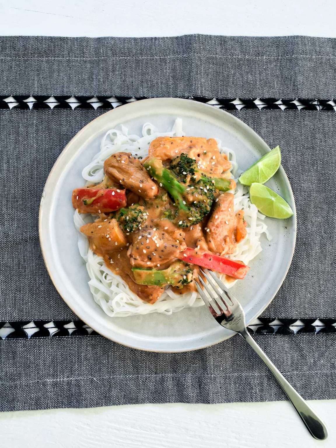 Poulet ou tofu à l’arachide avec brocoli et poivrons rouges – PLANbouffe