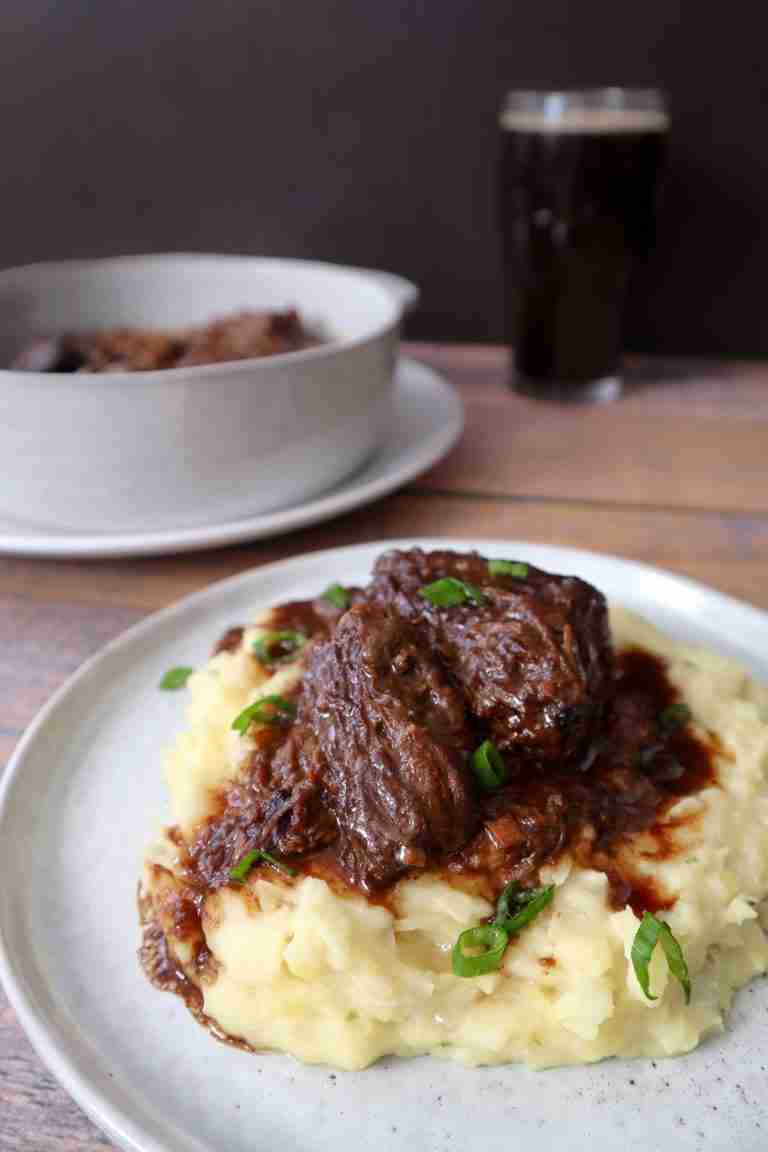 Rôti de palette de boeuf braisé à la Guinness (au four ou à la mijoteuse)
